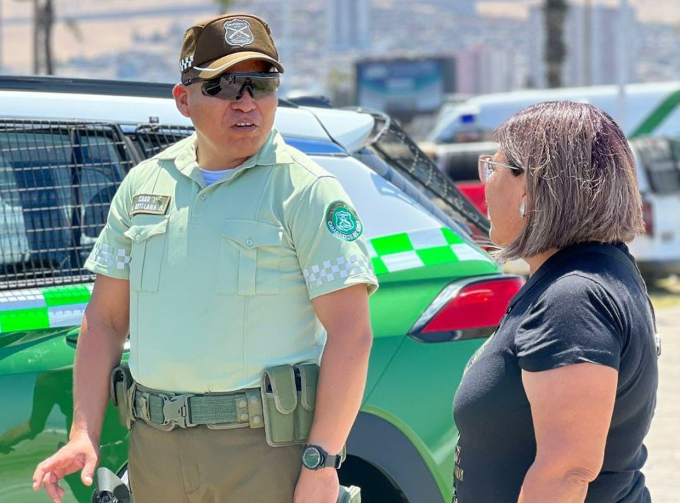 Nueva polera, cinturón y gorro con visera: Así luce nuevo uniforme de Carabineros – Atentos